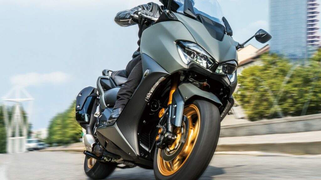 Yamaha T-Max 560 2020 chega às ruas | Motociclismo Online