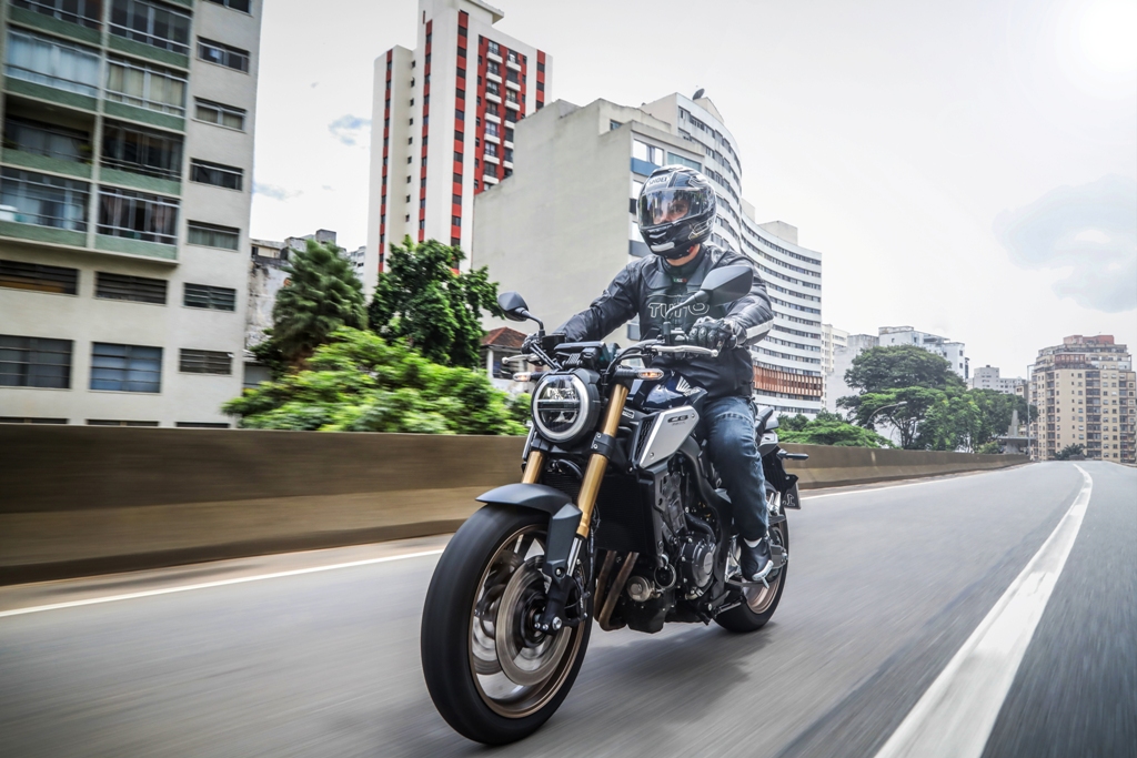 Neo Sports Café, estilo retrô com desempenho excitante