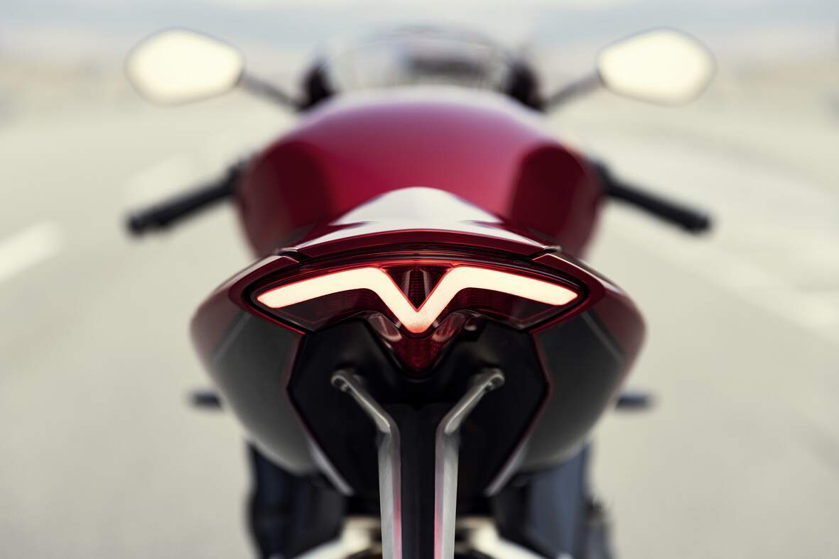 Triumph Speed Triple RR, uma invocada café racer | Motociclismo Online