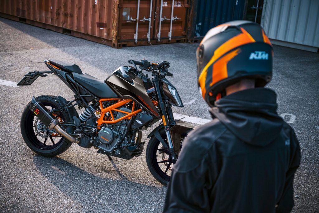 Futura geração da KTM 390 Duke é flagrada em testes