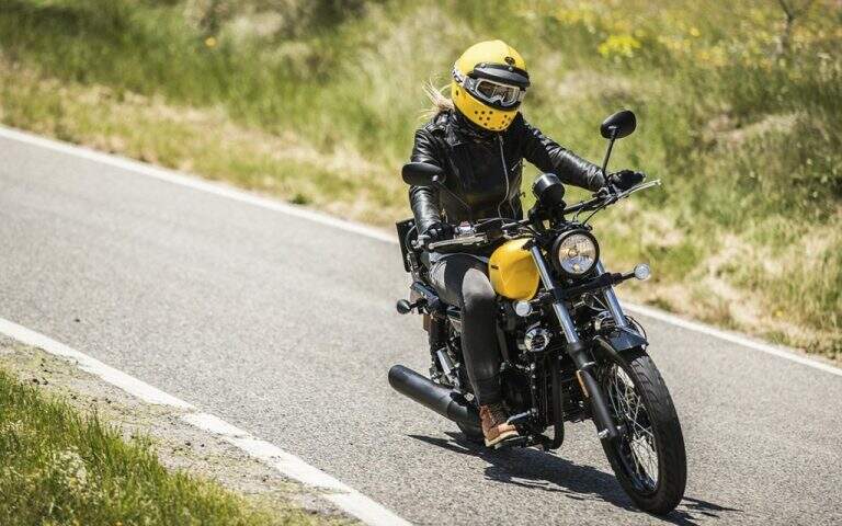 Macbor 125 Rockster Flat: uma custom vestida de esportiva