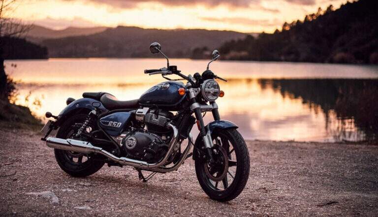 Royal Enfield Super Meteor 650: custom com pegada de esportiva