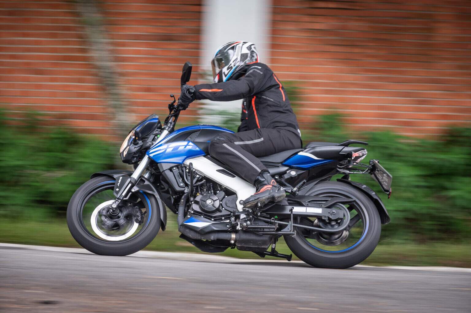 Bajaj Dominar 200 agrada pela tocada excitante num pacote completo ...