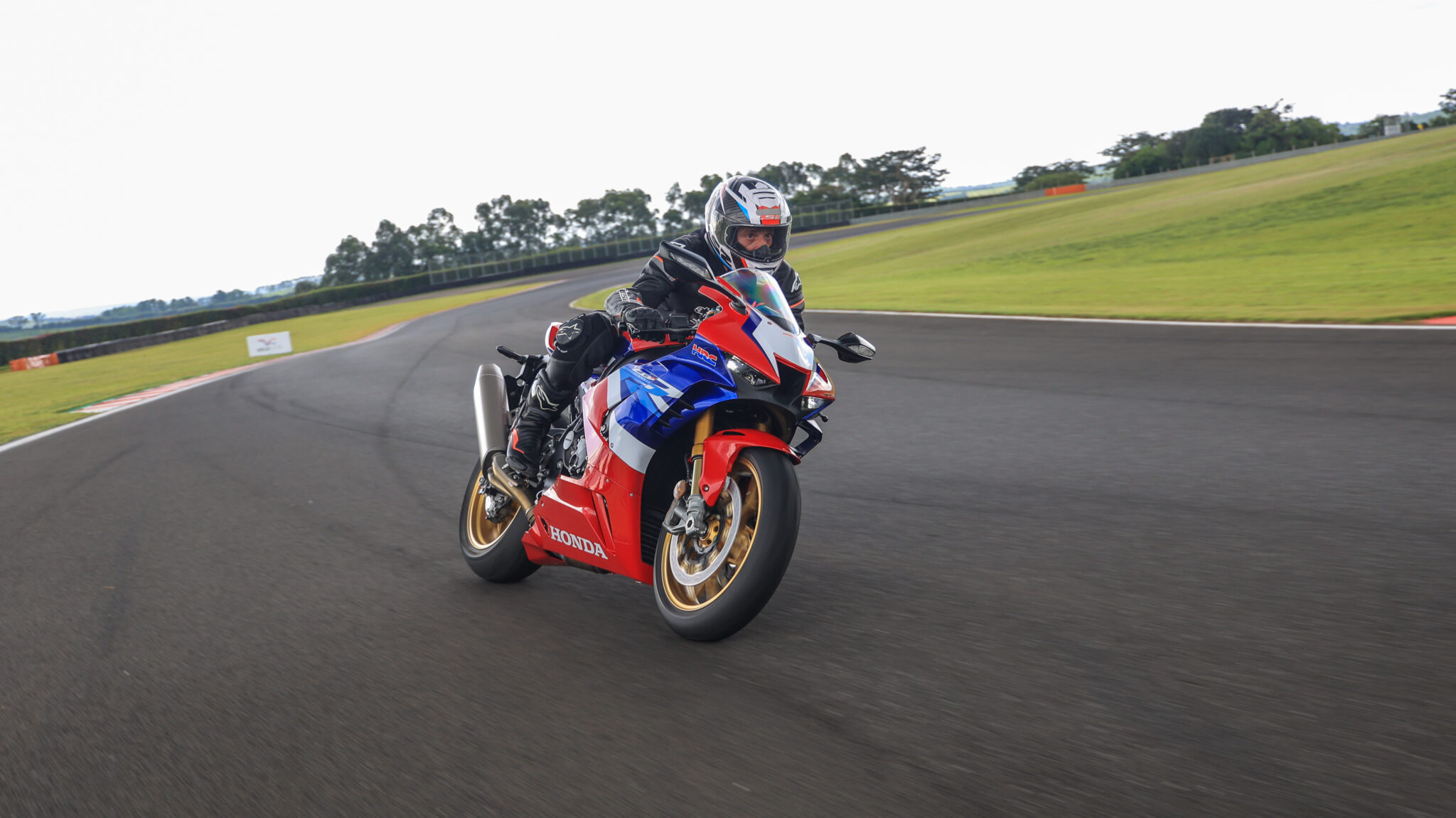 Testamos na pista a nova Honda CBR1000RR-R Fireblade SP 2023 ...