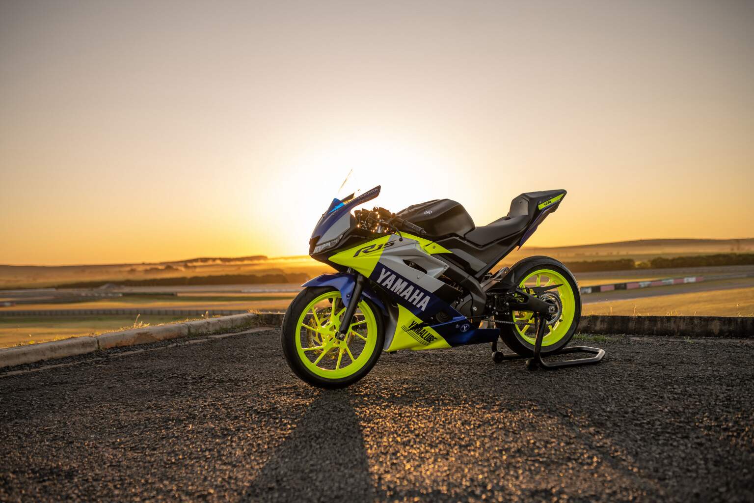 Yamaha R15 é lançada no Brasil; conheça a pequena esportiva