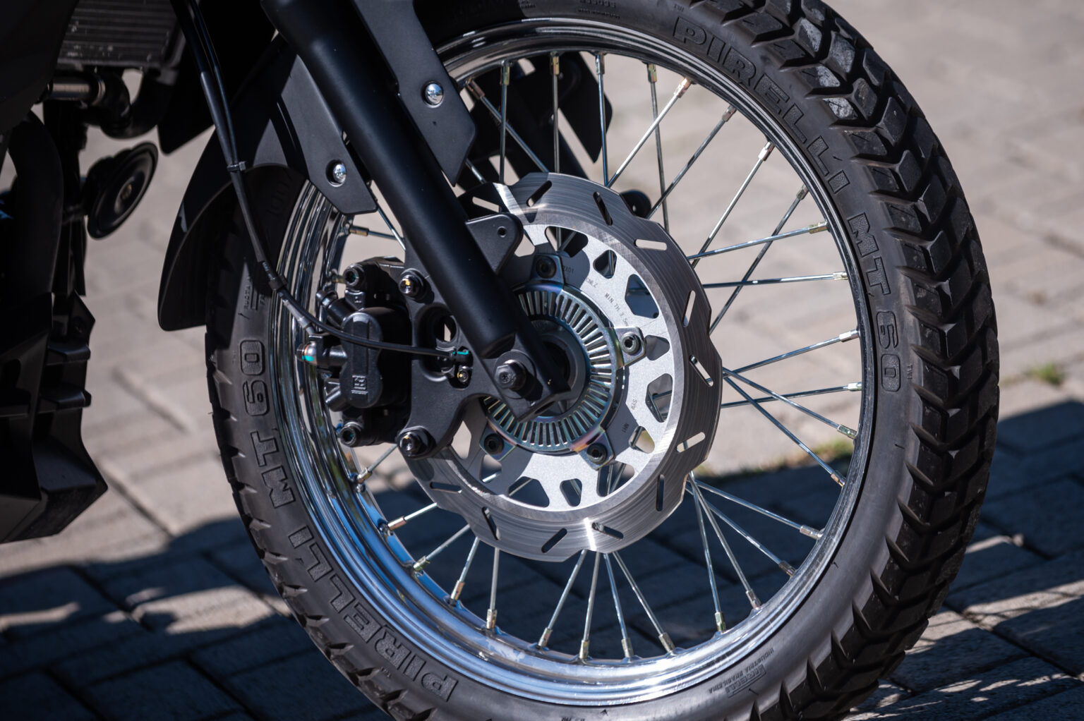 Dafra NH 300 tem visual off-road, mas seu ambiente é a cidade