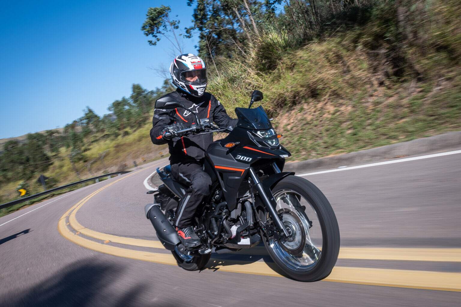 Dafra NH 300 tem visual off-road, mas seu ambiente é a cidade