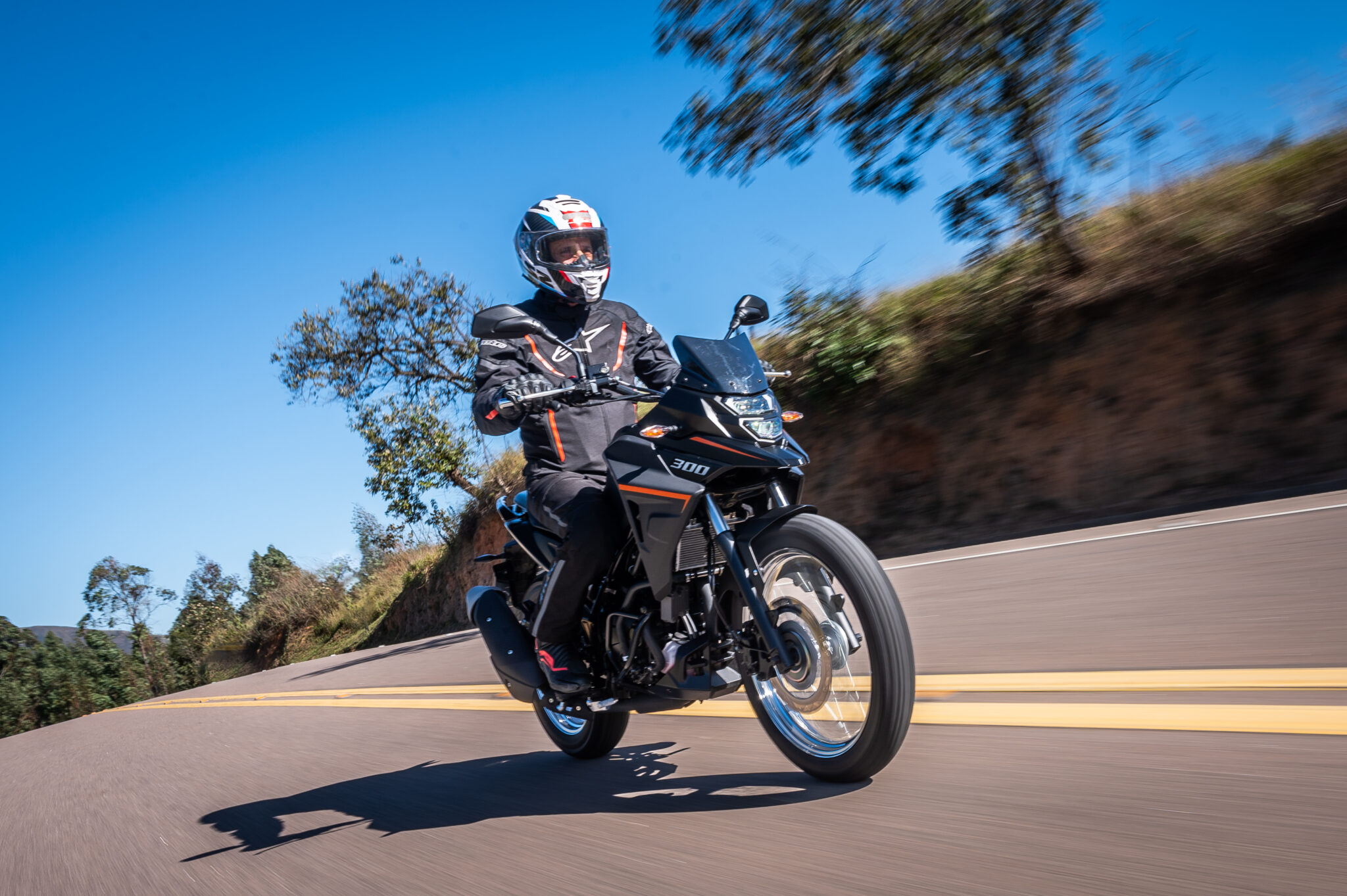 Dafra NH 300 tem visual off-road, mas seu ambiente é a cidade