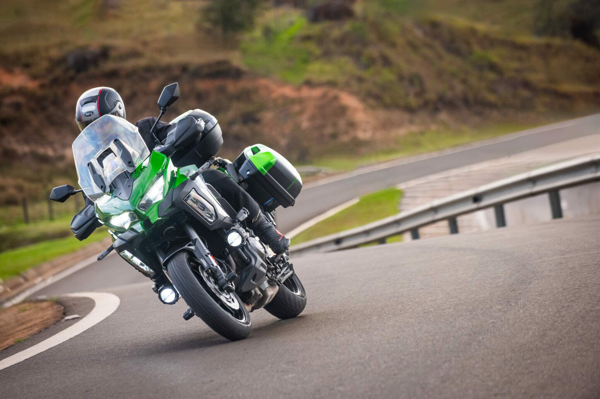 Kawasaki Versys 1000 GT: uma crossover que esbanja luxo e conforto ...