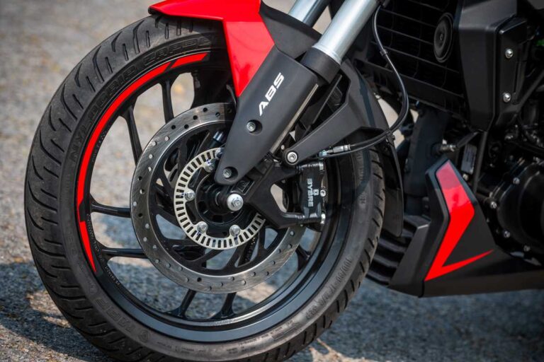 Bajaj Dominar 250: A nova rainha das naked de entrada? | Motociclismo ...