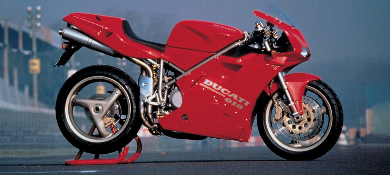 A posição do escapamento muda o desempenho da moto?